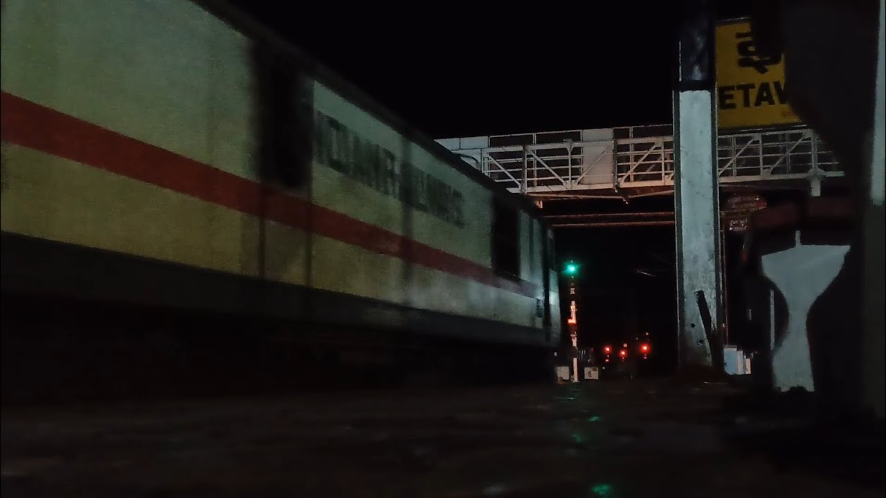 Tejas-Rajdhani Express Full Speed Watch ⚡⚡ - YouTube