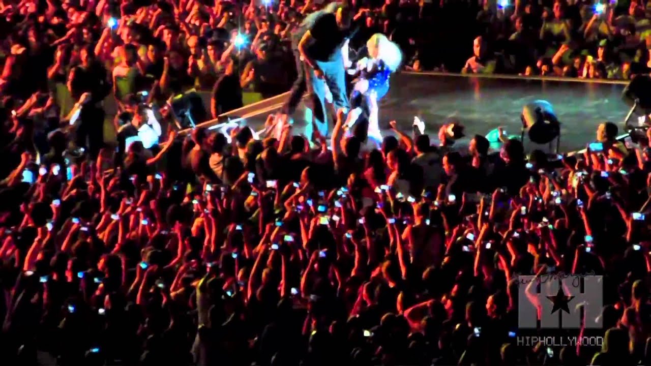 Beyonce Pulled Off Stage By Fan - HipHollywood.com - YouTube