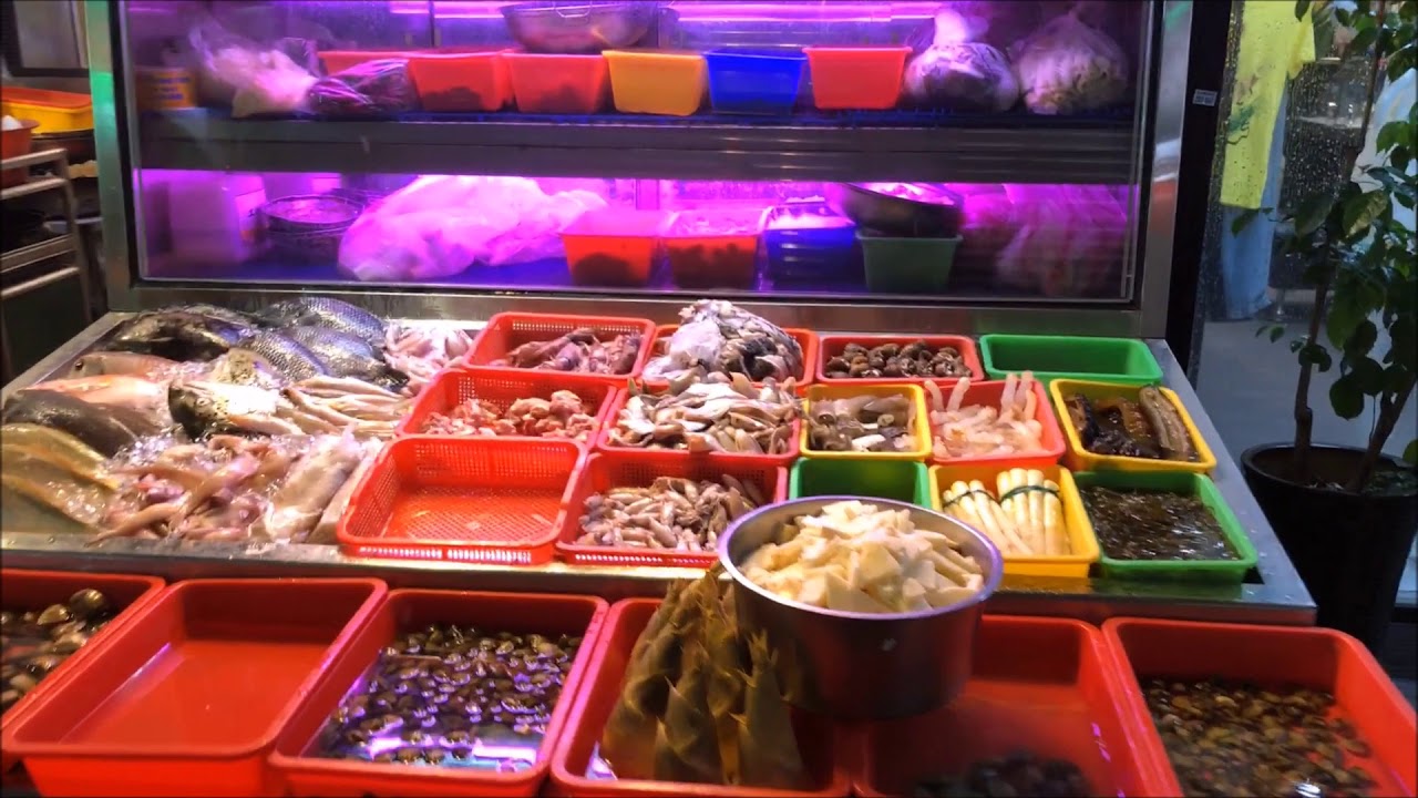23 Minutes of walking around in Huaxi Night Market aka The Snake Alley ...