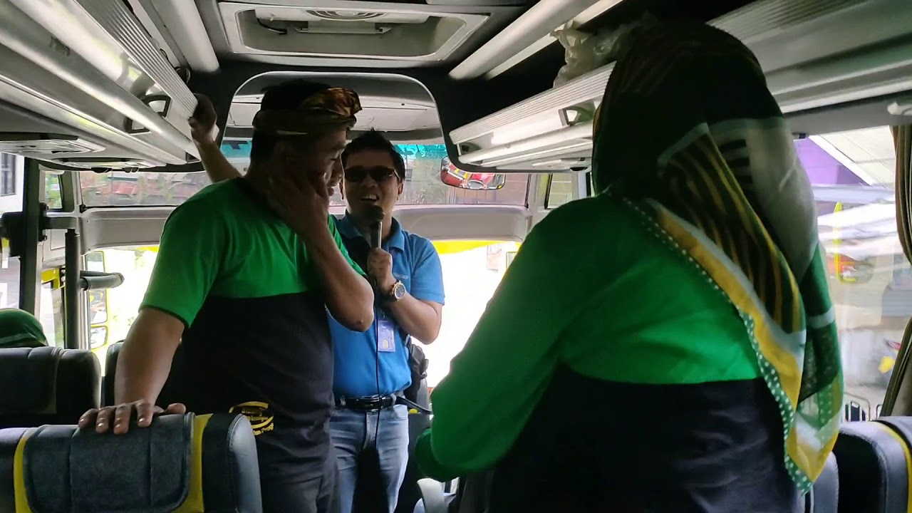 Keseruan di dalam bus bersama guide gila - YouTube