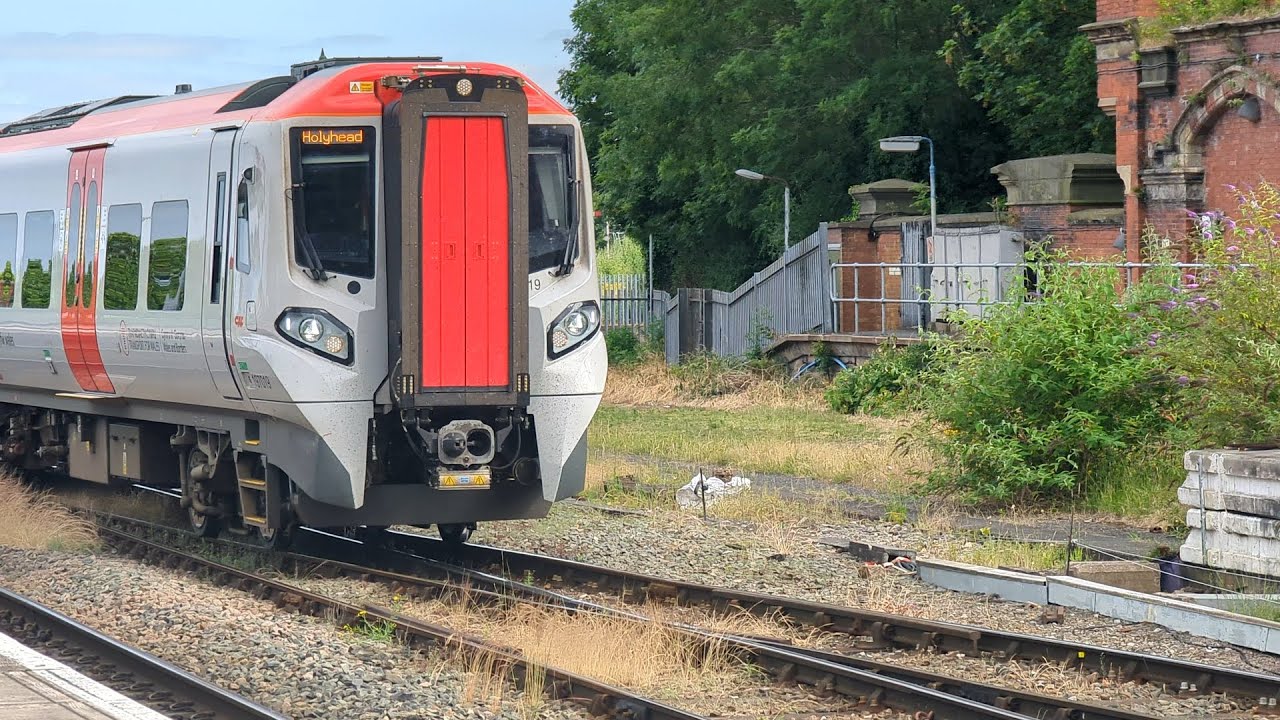 Class 197 019 and 158 820 at Shrewsbury - YouTube