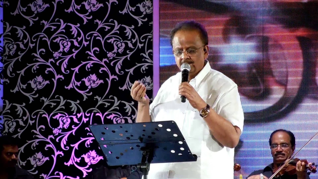 S. P. Balasubrahmanyam singing Vannam konda vennilave - YouTube