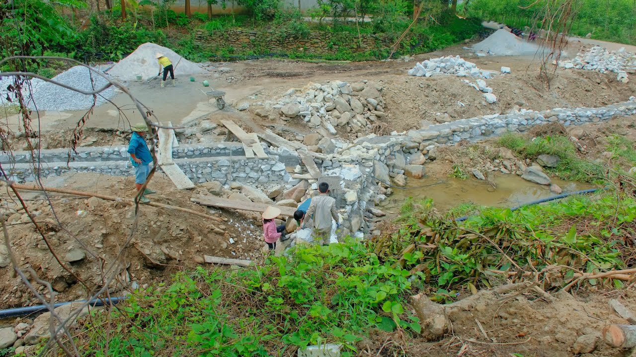 Hue and Loan and builders built embankments to prevent landslides ...