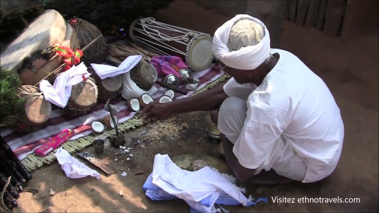Festival Gussadi de la tribu des Gond au Telangana Inde - bénédiction ...