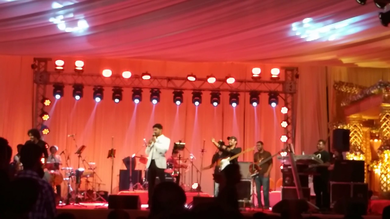 Vijay Yesudas introducing Shweta Mohan on to stage - YouTube