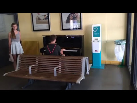 Fin Bertram spielt Klavier im Bahnhof von Menton (Frankreich)