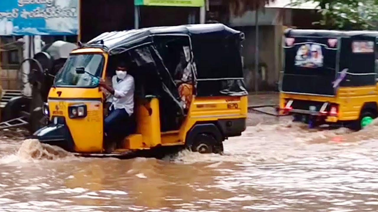 Yellow Rickshaw Stunt in Full Flood Water with Passengers | Auto ...