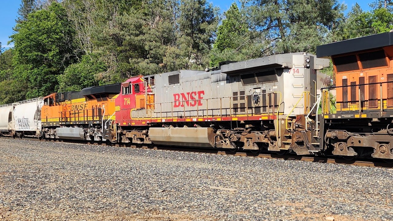 BNSF 5937 leads a manifest with BNSF 714 in Colfax, CA - YouTube