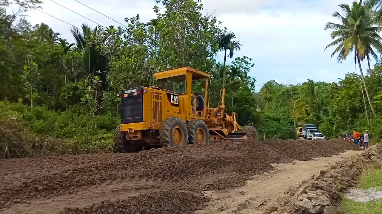 Amazing! Operator grader 120k push the sand in the extreme road for new ...