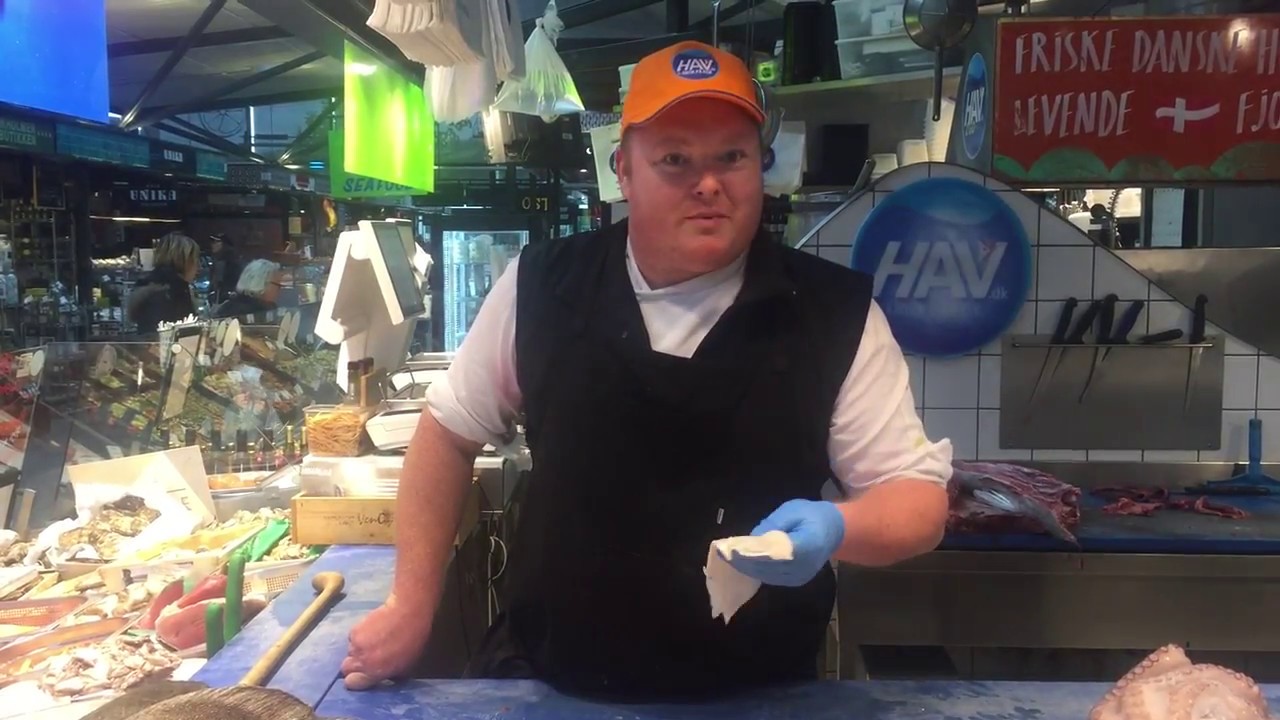 Dansk fisk: Rødspætte til kantinen - YouTube