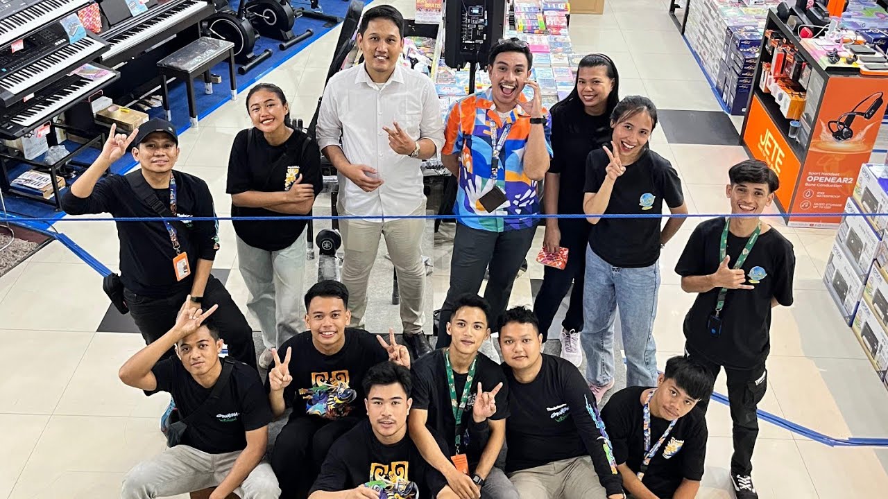 Menyanyikan lagu Indonesia Raya bersama di Saga Mall Abepura, Jayapura ...