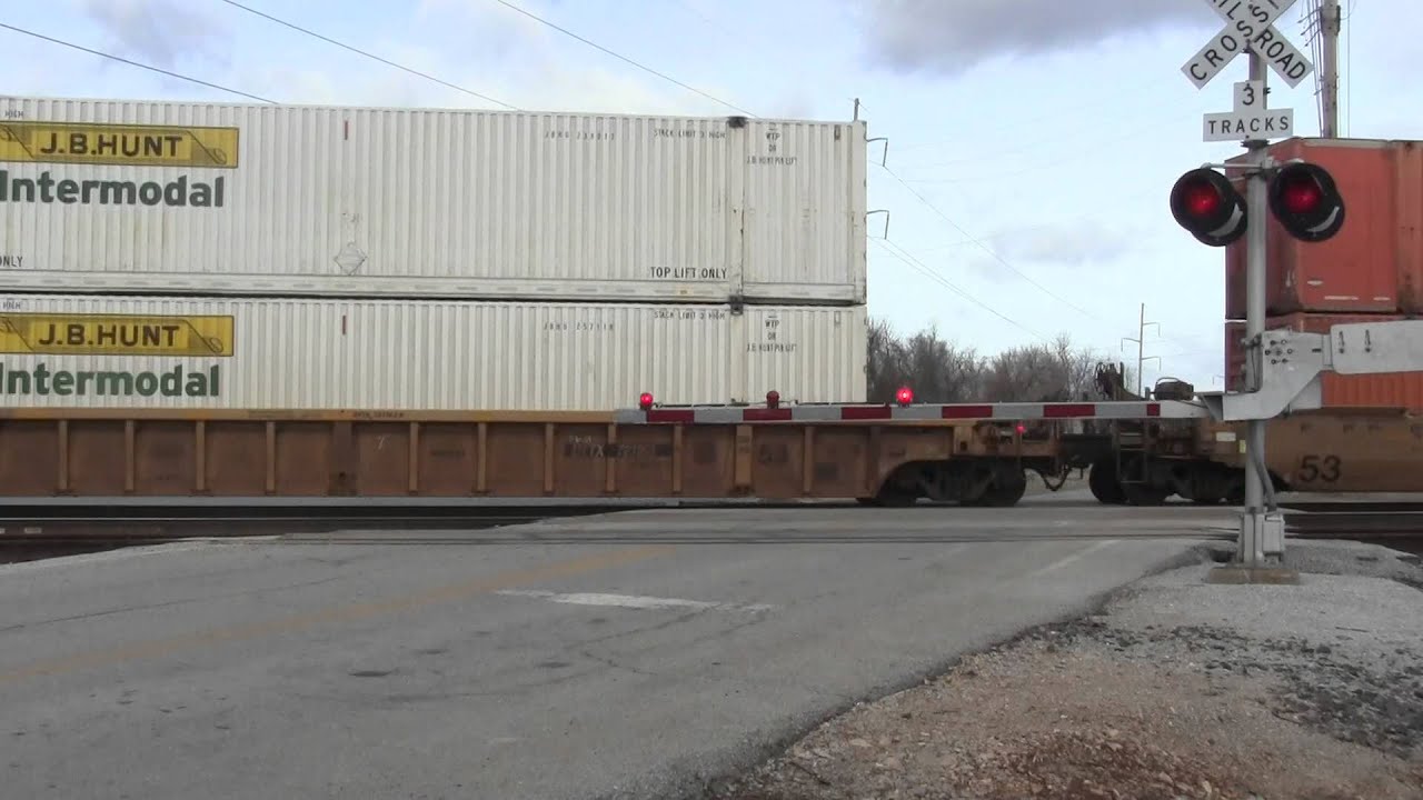 BNSF 7278 leads NB intermodal Springfield MO - YouTube