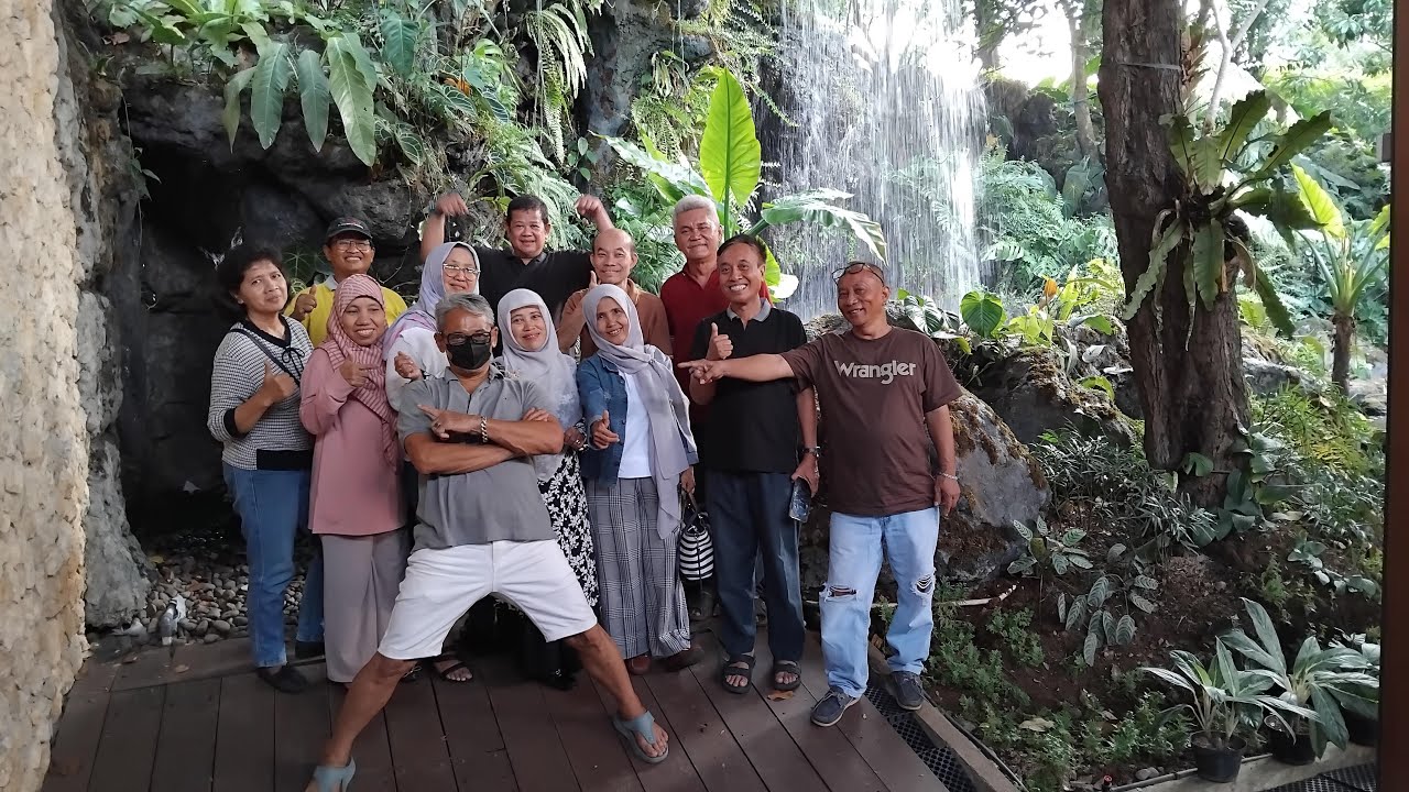 Nyobain makanan di Waterfall Resto - YouTube