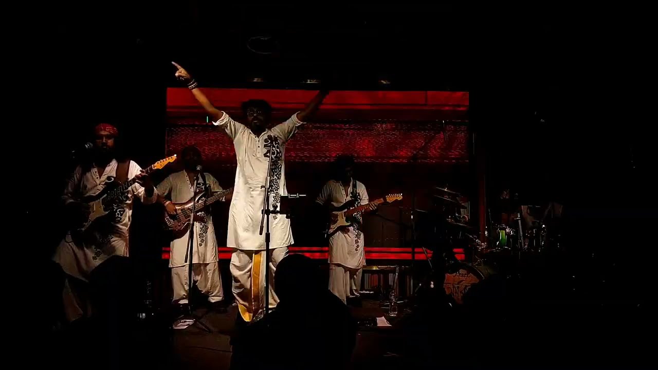 Menoka Mathay Dilo Ghomta feat. Timir & Bunty's Intro - Fakira Live ...