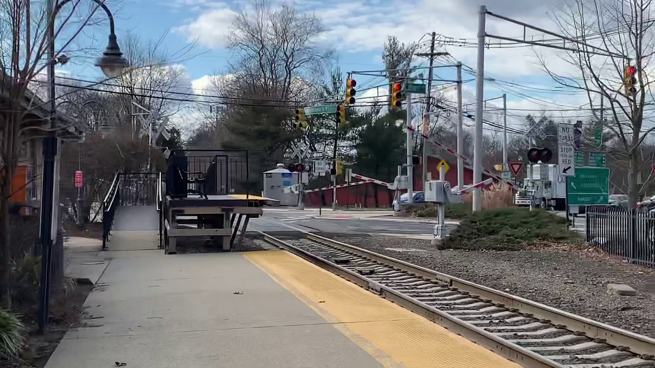 NJ Transit EMD GP40PH-2B #4214 Leading Train on the PVL @ Montvale ...
