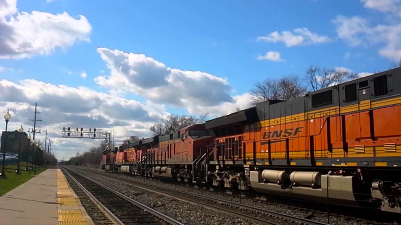 BNSF 7088 West, Westmont illinois - YouTube