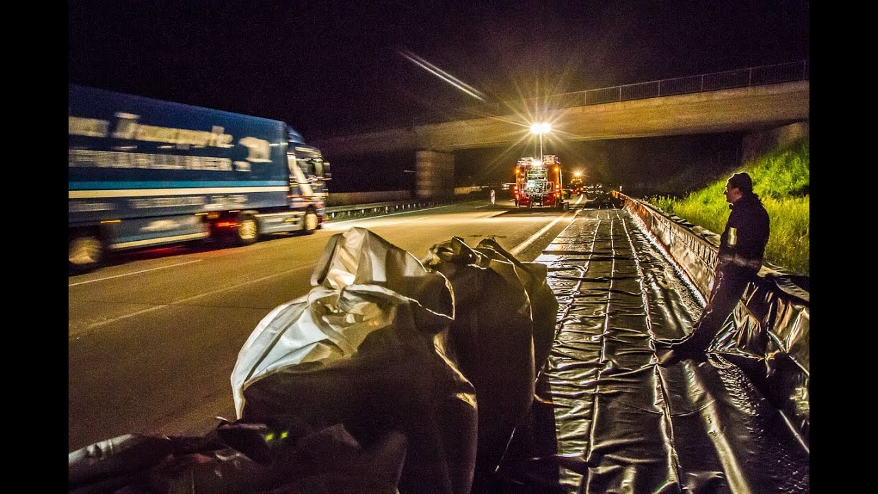 Sandsäcke auf Autobahn - Mulde-Hochwasser bei Dessau bedroht A9 - YouTube