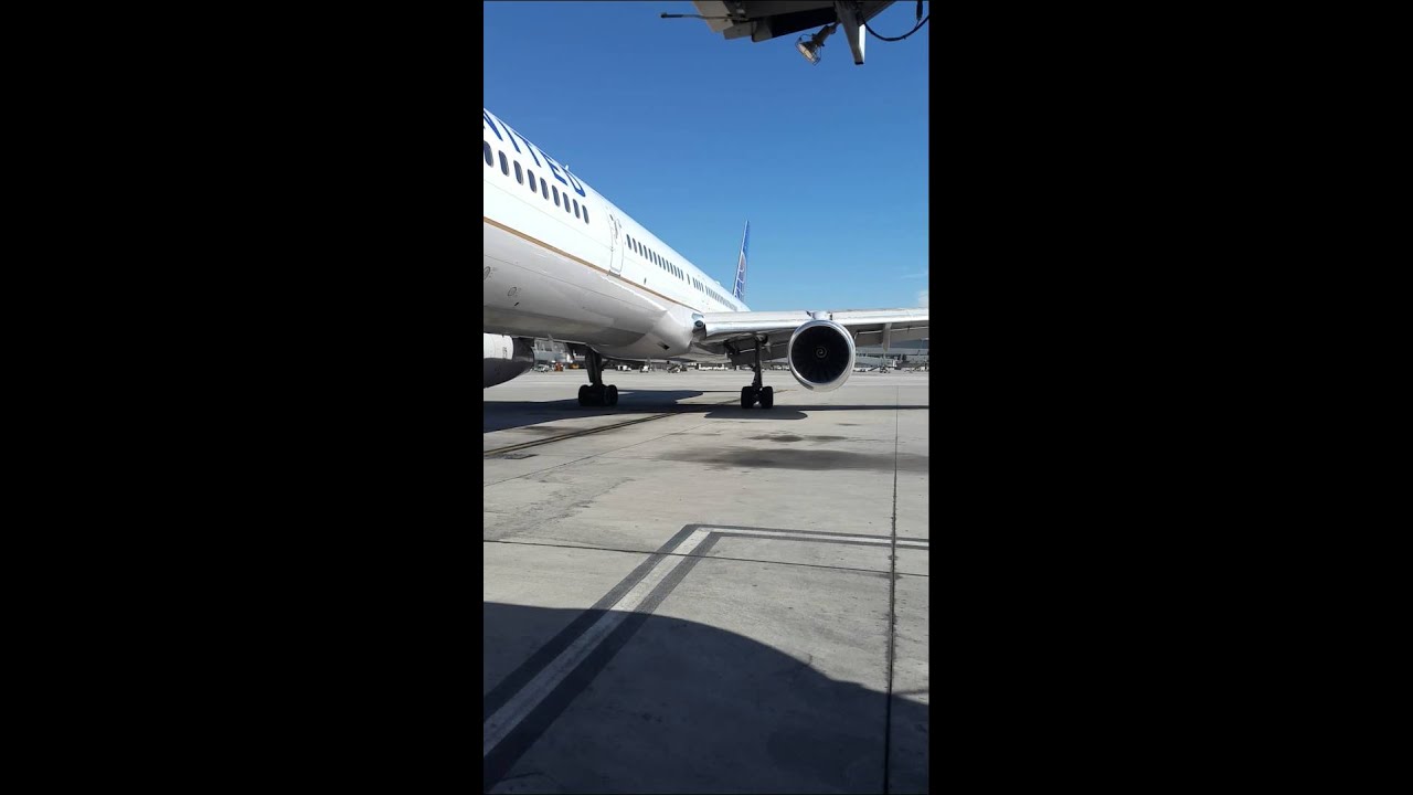 UA Boeing 757-300 "flying pencil" arrival - YouTube