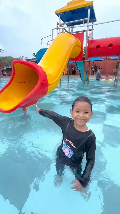 Si bocil bermain perosotan di kolam renang #bocill #bermain #perosotan #kolamrenang #funny # ...
