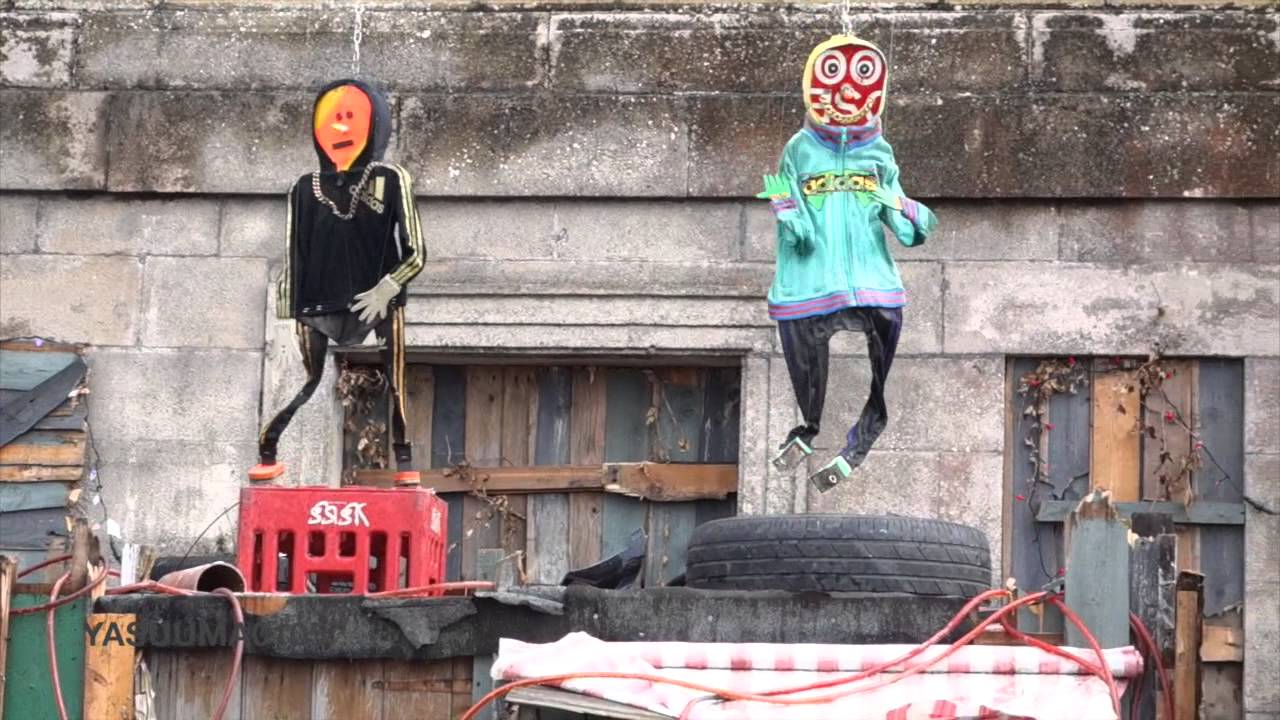 Dismaland（ディズマランド）- Jiggle the pole to make us dance! Crazy Puppet ...