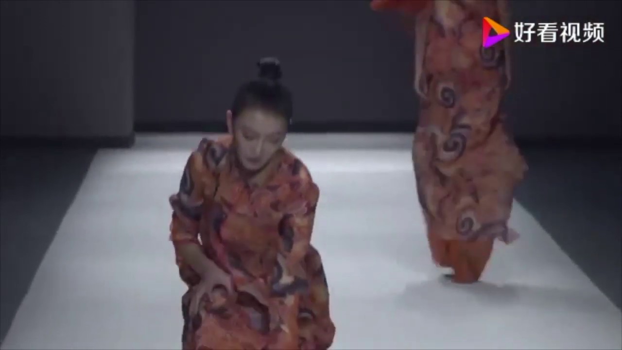 Model trips on her dress and falls during a Chinese fashion show (March ...