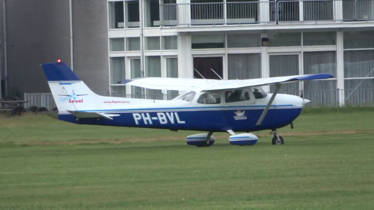 Flightlevel Cessna 172 Landing and Takeoff Hoogeveen Airport - YouTube