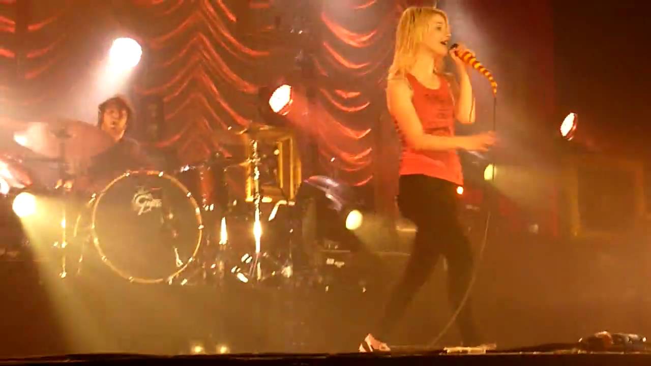 Paramore - Looking Up HD (London Wembley Arena 18/12/2009) - YouTube