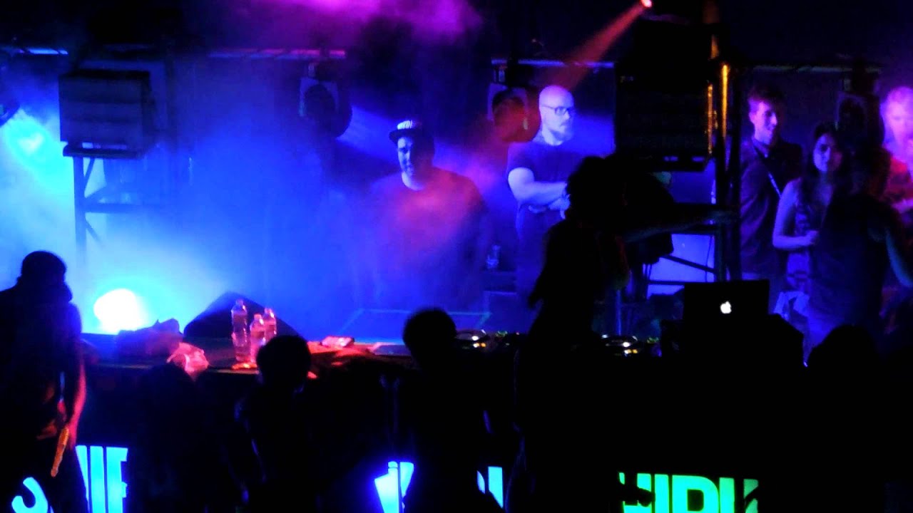 Major Lazer Gets Girls on Stage - Holy Ship 2013 - Bubble Butt Mix ...