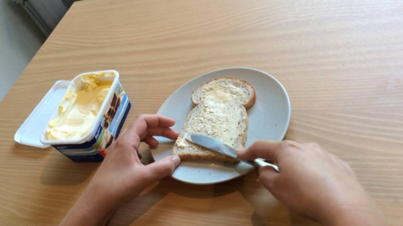 Boterham smeren instructie bij apraxie - YouTube