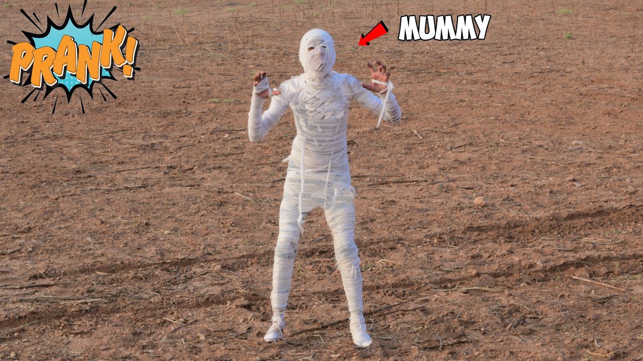 REAL MUMMY PRANK 😂 डेड मम्मी ने तो मेले में तहलका मचा दिया #prank - YouTube