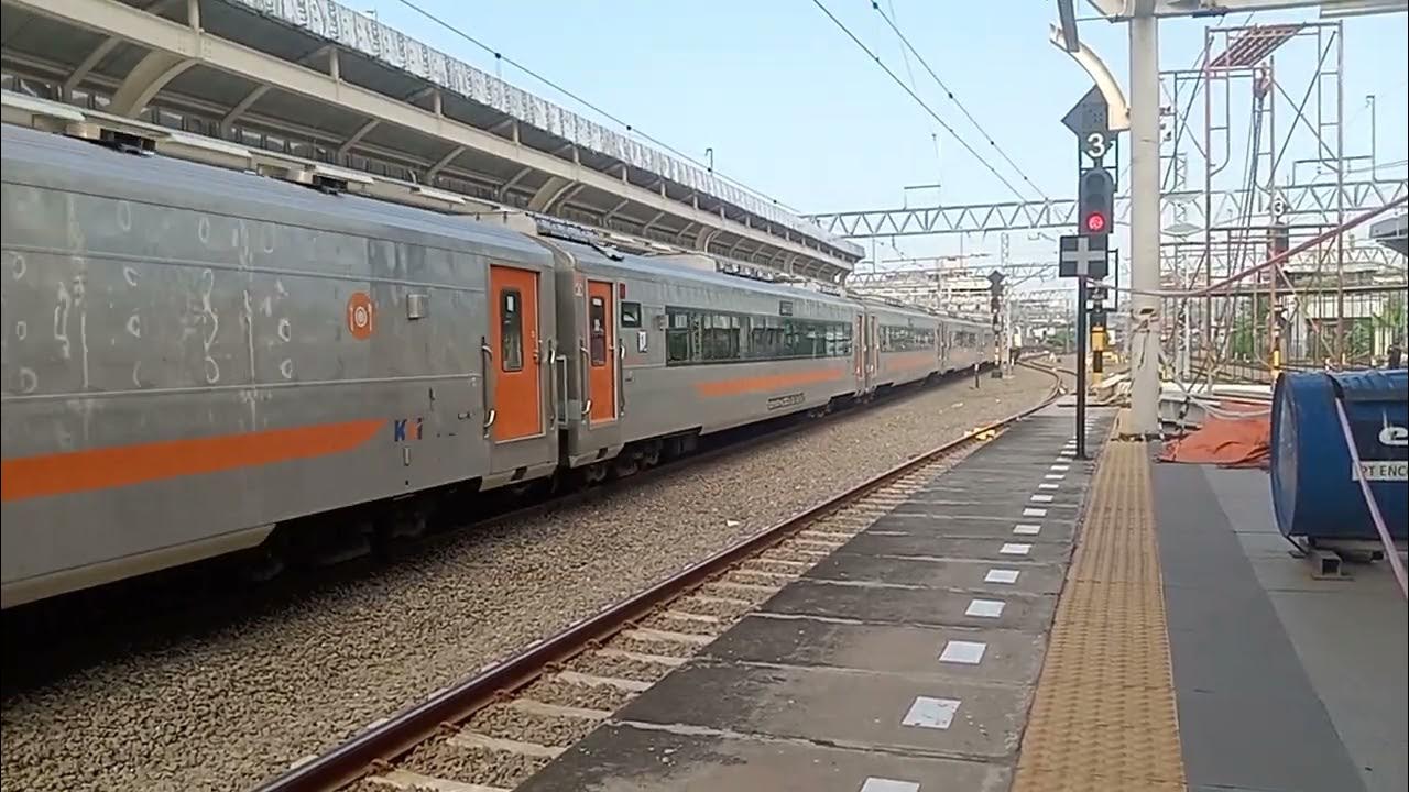 KERETA API ARGO PARAHYANGAN MELINTAS LANGSUNG DI STASIUN JATINEGARA ...