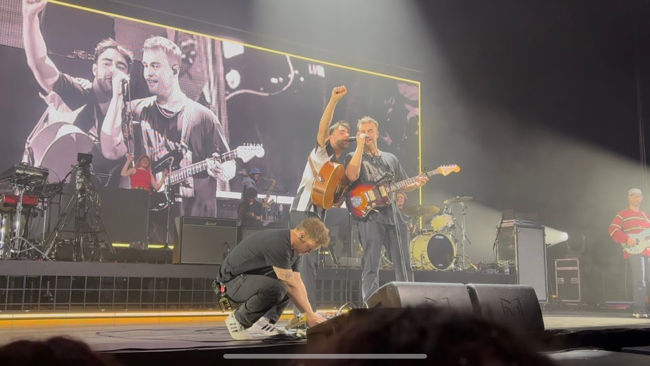 I join the stage to play with Sam Fender - The Borders (Live at Chorus ...