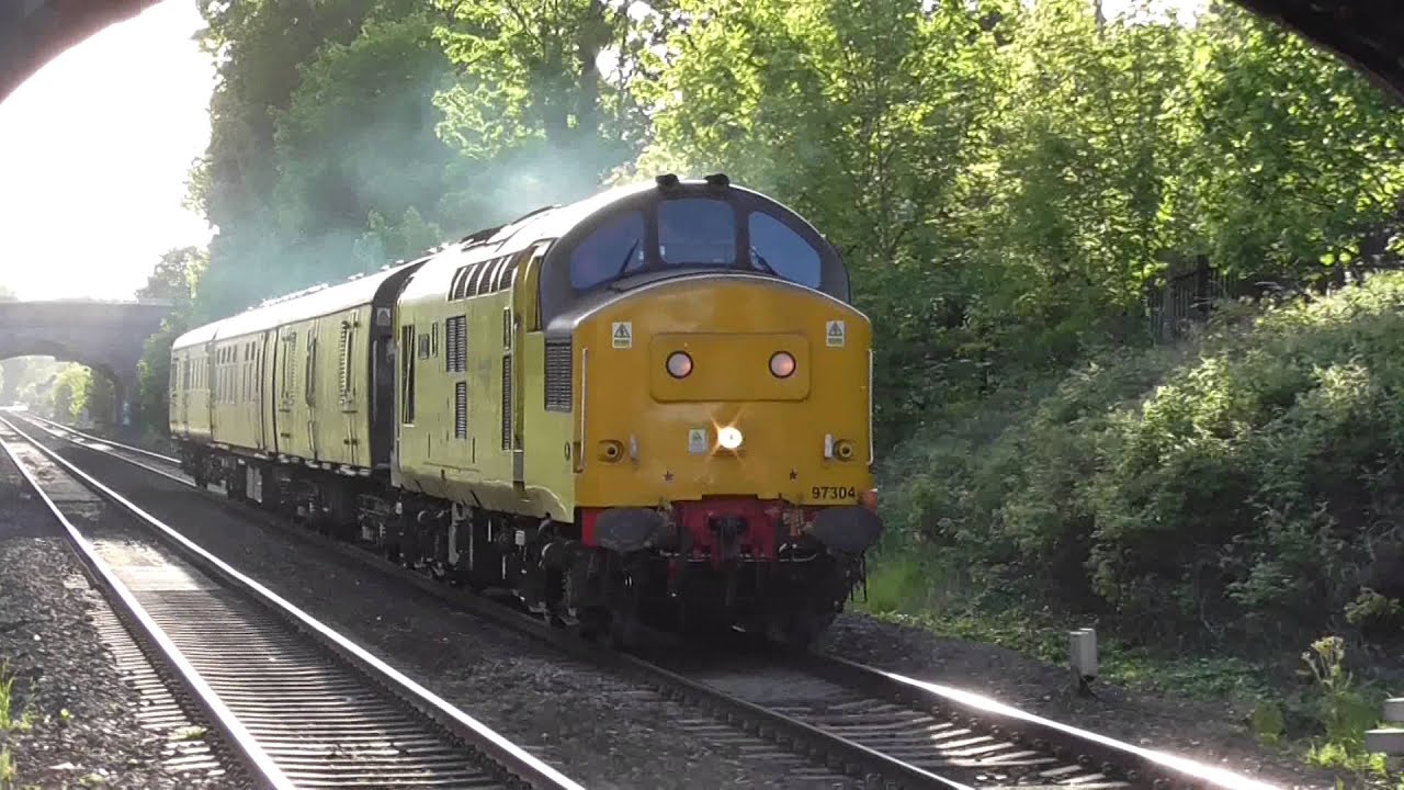 Class 37 THRASH!! Network rail 97304 & 9703 annihilate OldField Park ...