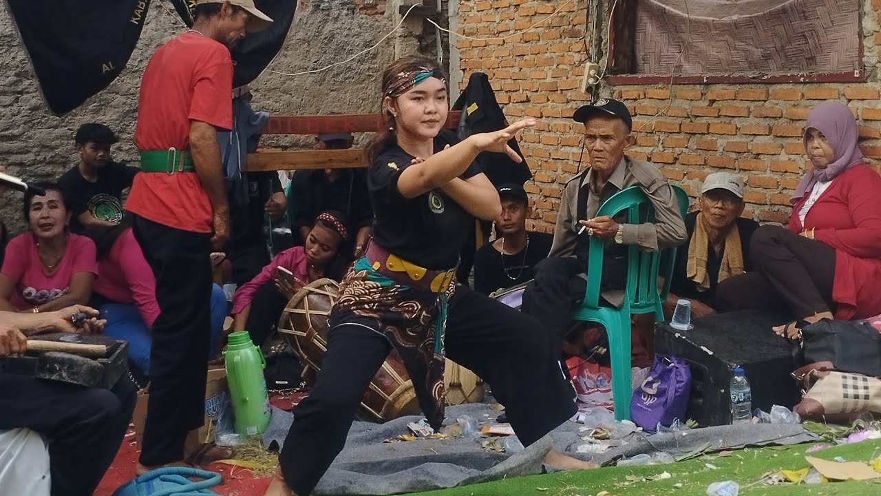 Pencak silat Tari kolot ttkkdh-Putra Paku Banten - YouTube