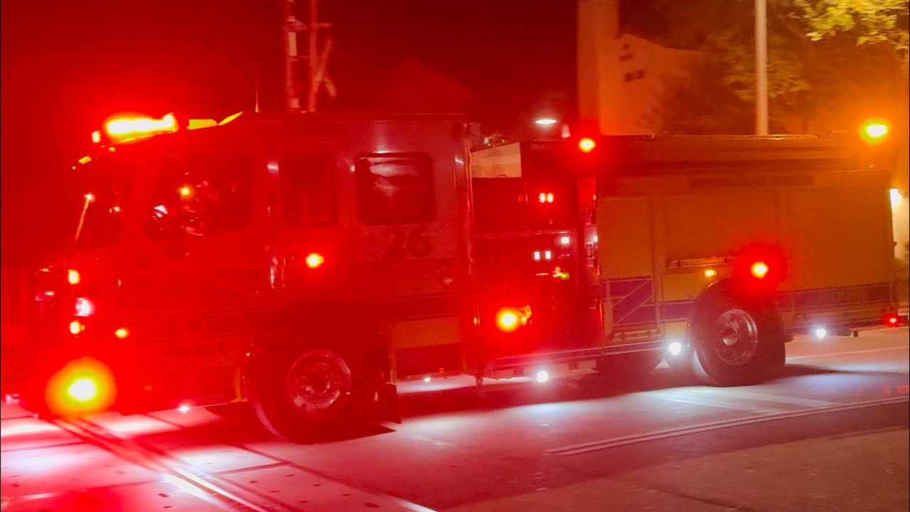 *LIGHTSHOW* Ventura County Fire Dept. Engine 26 ( E26 ) Clearing from a ...