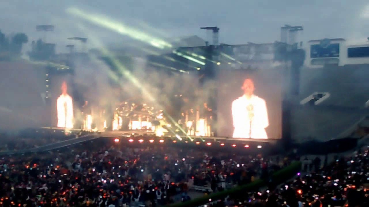 BTS ARMY in action at Rose Bowl - YouTube