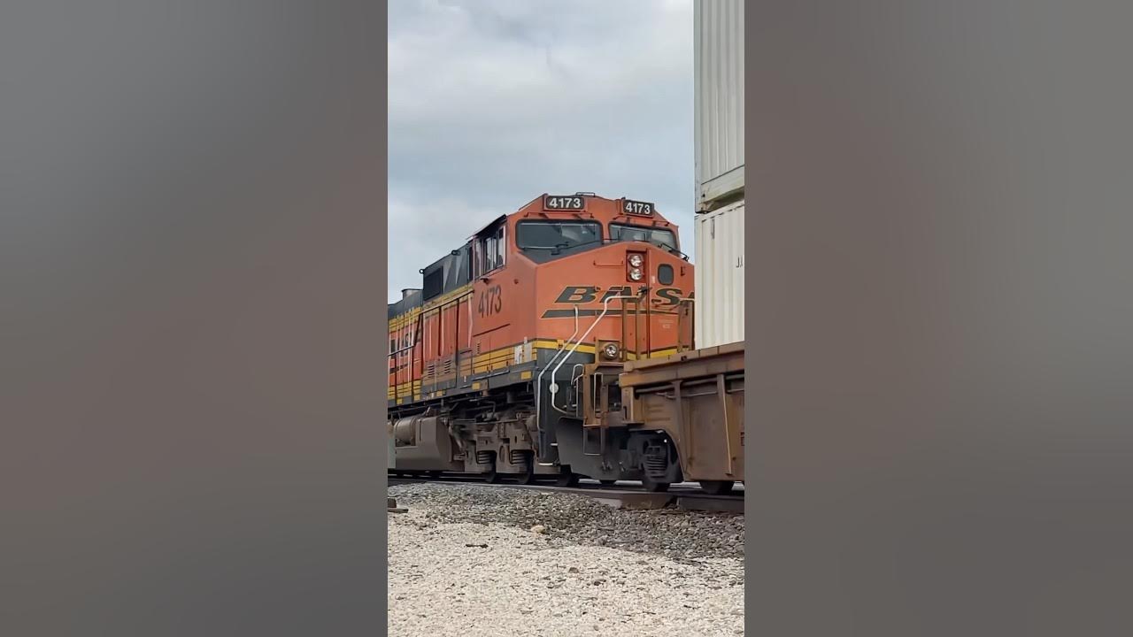 H3 Dash 9 trails on BNSF intermodal Q train! #bnsftrains #bnsfrailway #bnsf #train - YouTube