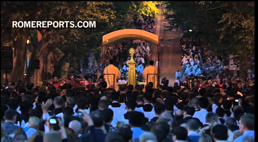 Corpus Christi procession winds through the streets of Rome - YouTube