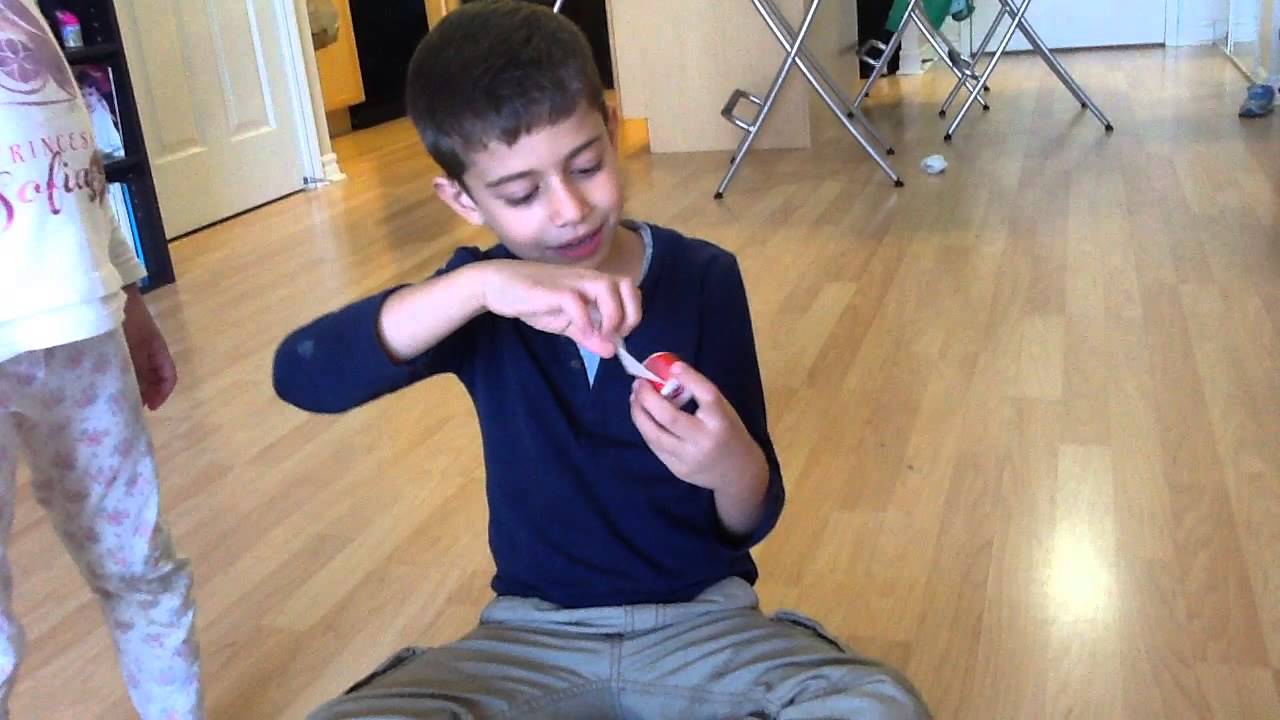 Omar eating Foot o-long - YouTube