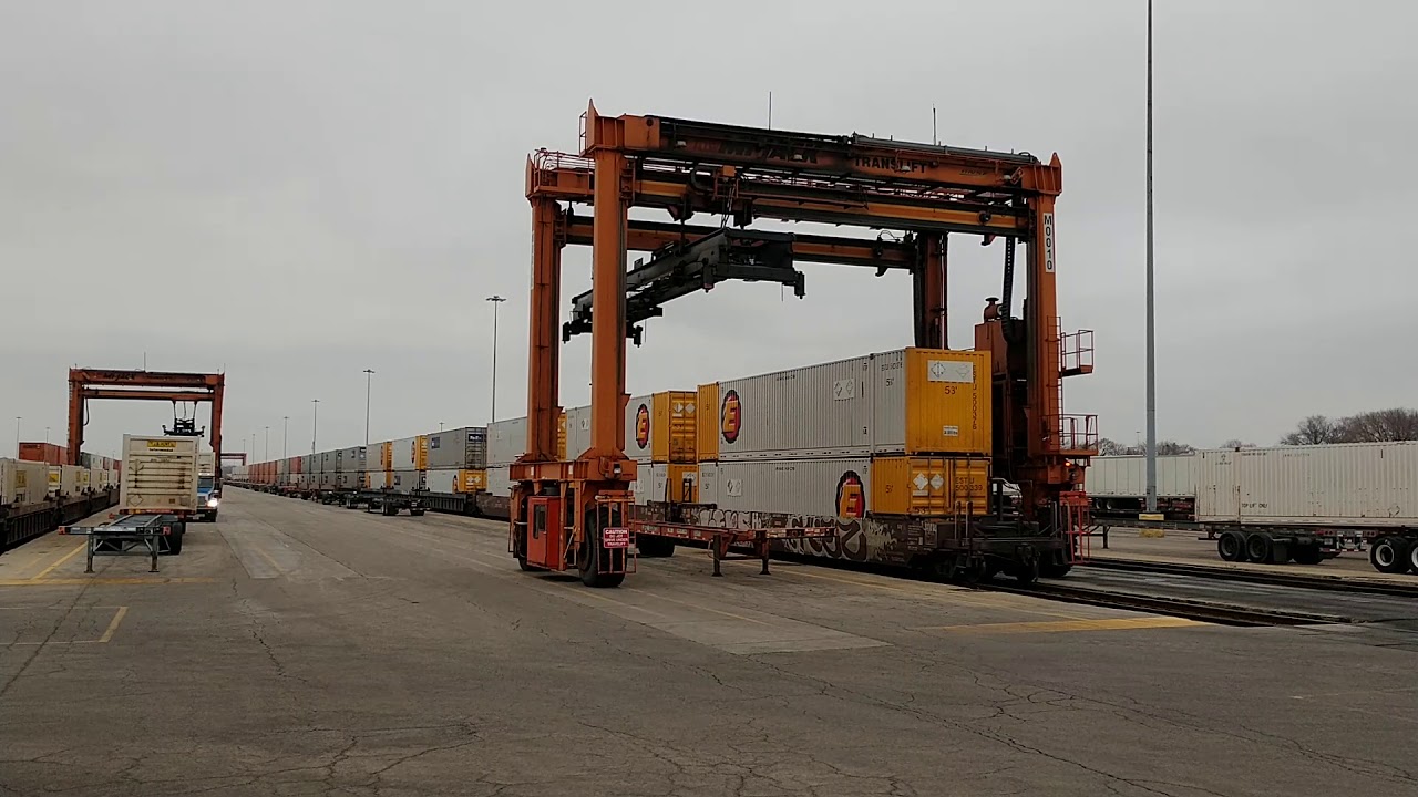 Mi Jack Intermodal Crane lifts off Estes Containers - YouTube