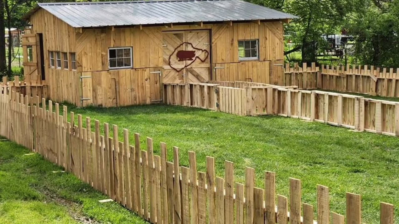 Pallet Farrowing Barn Construction Start to Finish. - YouTube