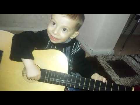 3 yas gitar caliyor