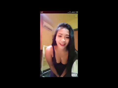 Cewek sexy goyang hot tidak menggunakan bra