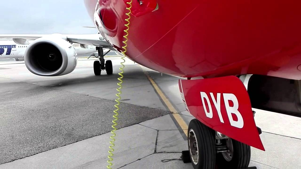 B737-800 engine start - YouTube