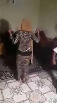 Xaax niiko gabar yar oo dabada ruxaysa - YouTube