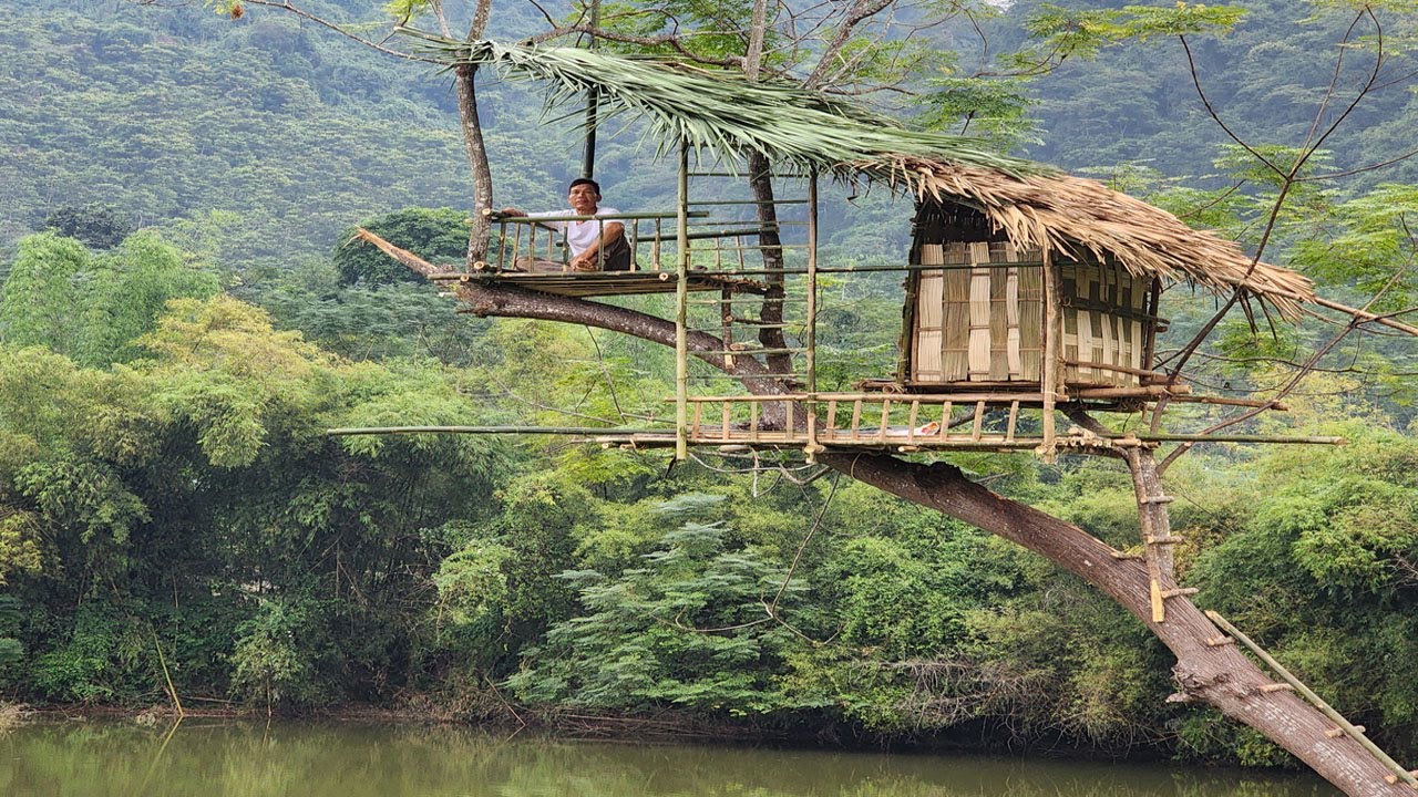 TIMELAPSE x300: Build a beautiful tree house next to a lake in 7 days ...