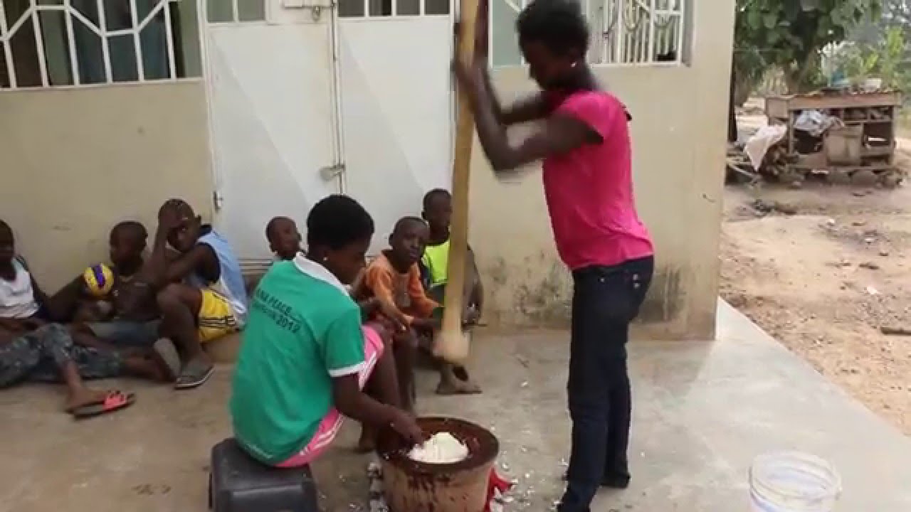 Traditionelles Fufu Pounding in Ghana - YouTube