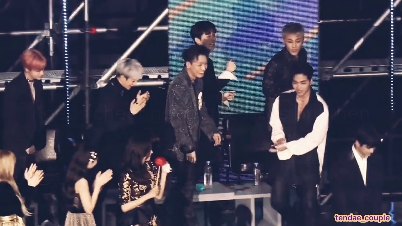 Awkward Bobby and Jisoo at GDA 2019 - YouTube