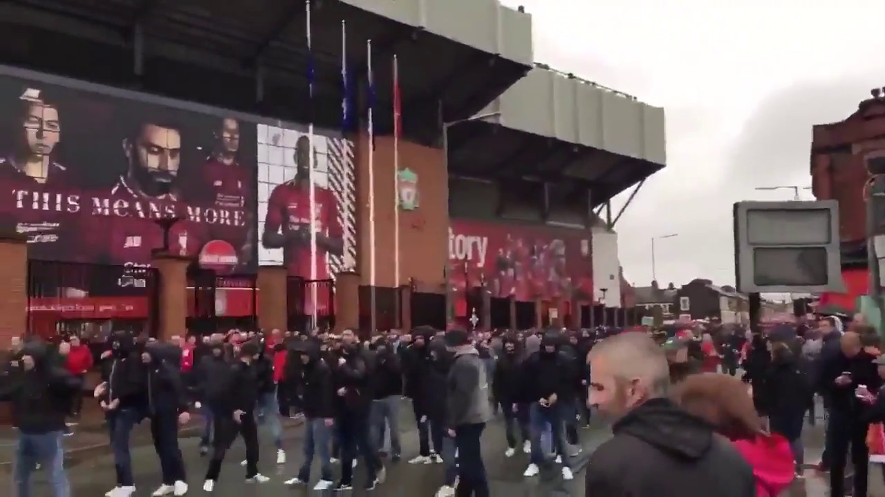 AS Roma Fans Attacking Liverpool Supporters In Front Of Anfield | 24/04 ...