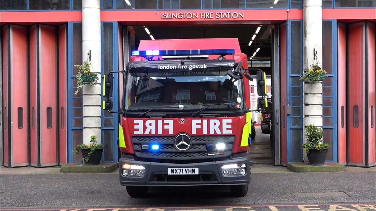***A306*** Islington’s FRU (Fire Rescue Unit) turning out of the bay ...